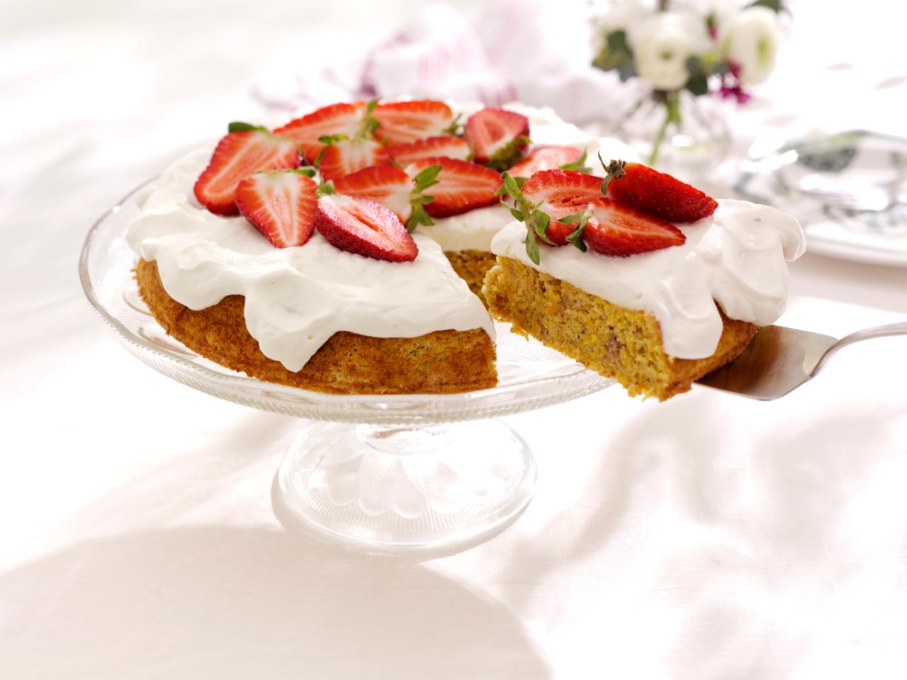 Morotskaka med jordgubbar